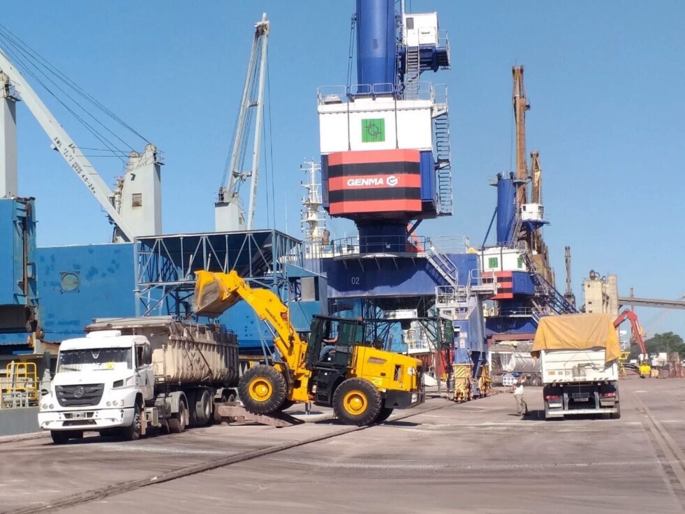 Autoridades de los ministerios de Producción e Infraestructura ...