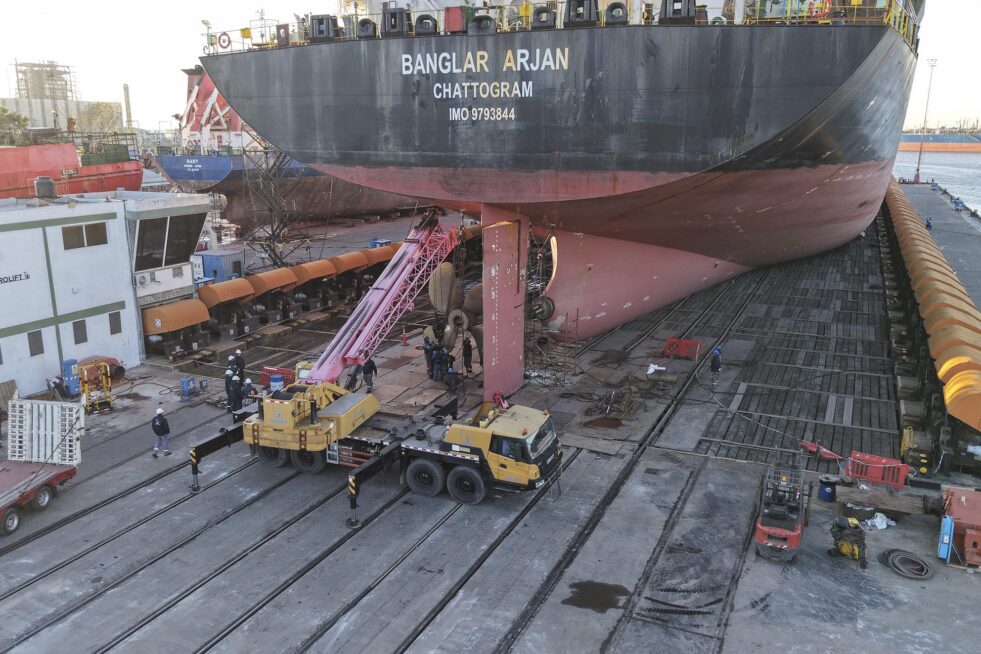 El bulk carrier Banglar Arjan completa la reparación de su hélice ...