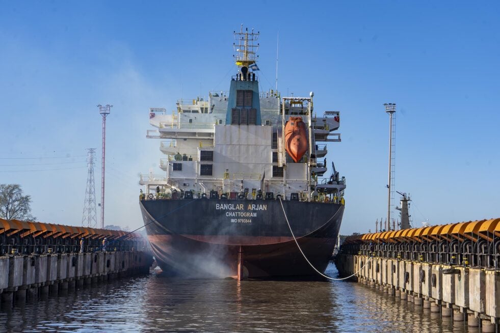 El bulk carrier Banglar Arjan completa la reparación de su hélice ...